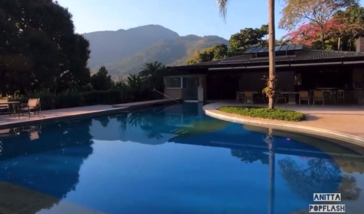 Anitta é fotografada andando de mototáxi no Rio