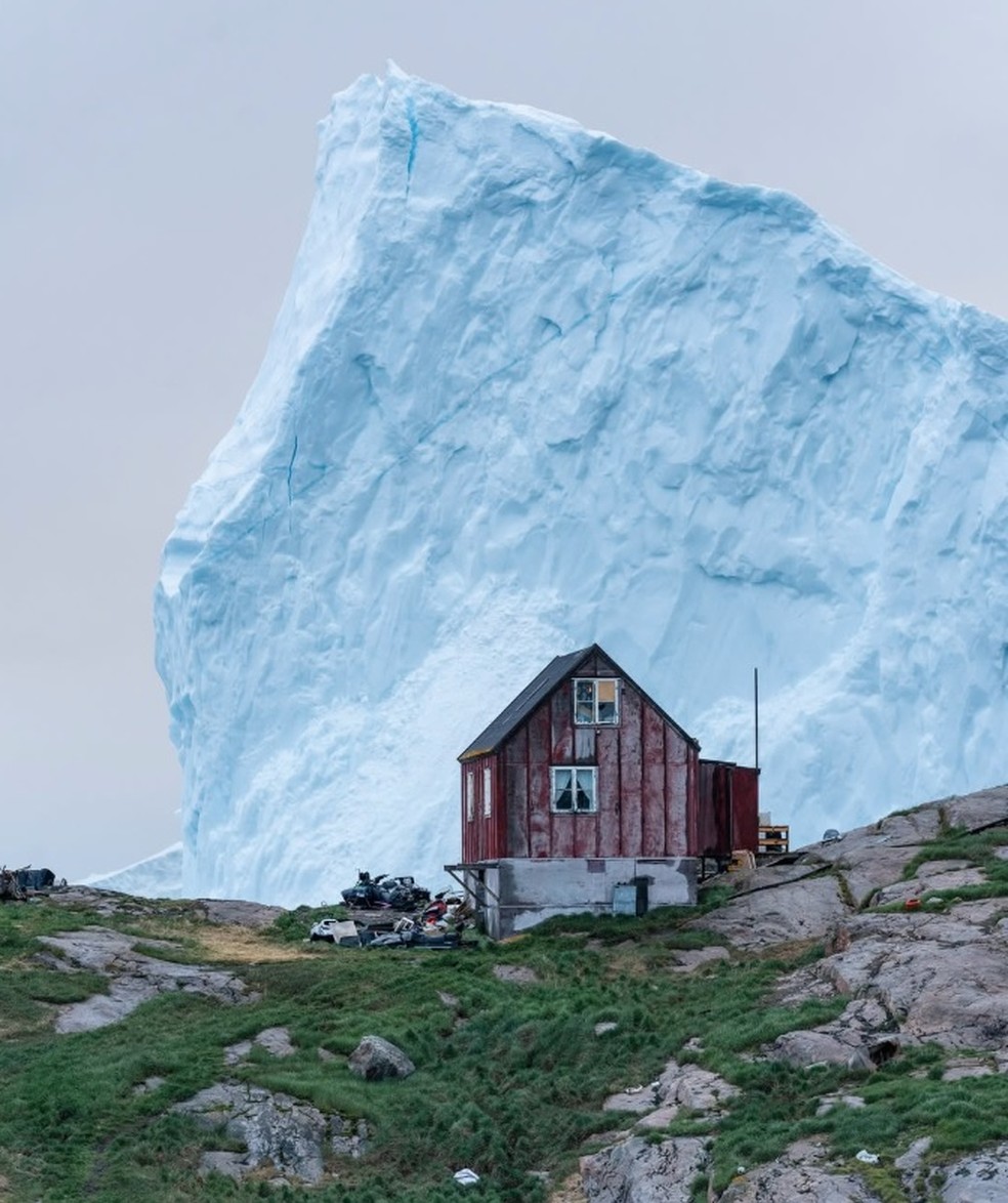 Iceberg gigantesco se parte em dois e se aproxima de vilarejo na ...