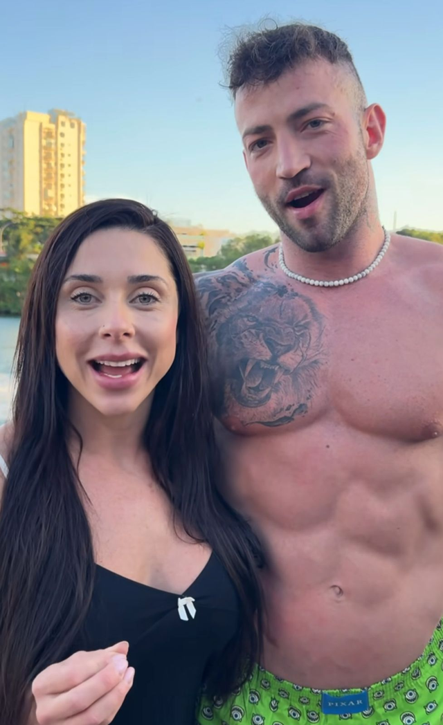 Casal de plataforma adulta tira a roupa em casamento com convidados também pelados; fotos