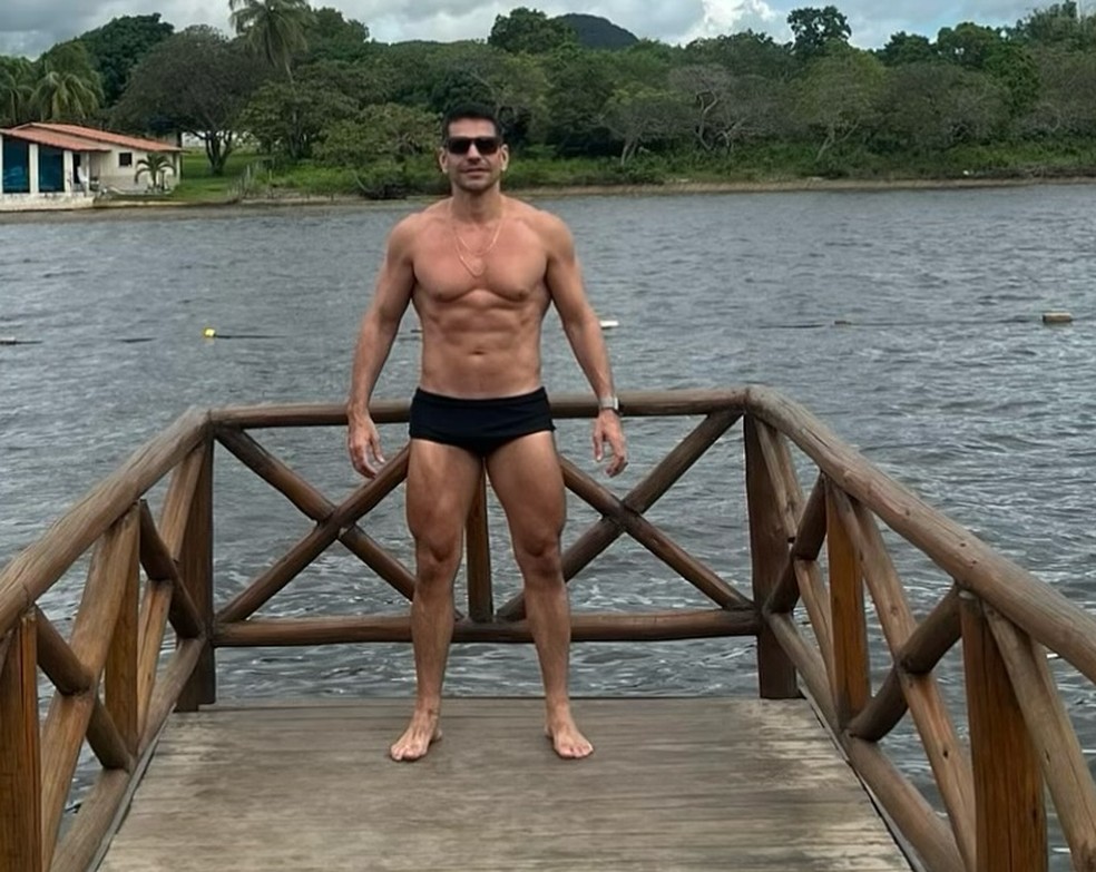 Aos 51 anos, galã de 'Alma gêmea' exibe corpo sarado em férias no Ceará