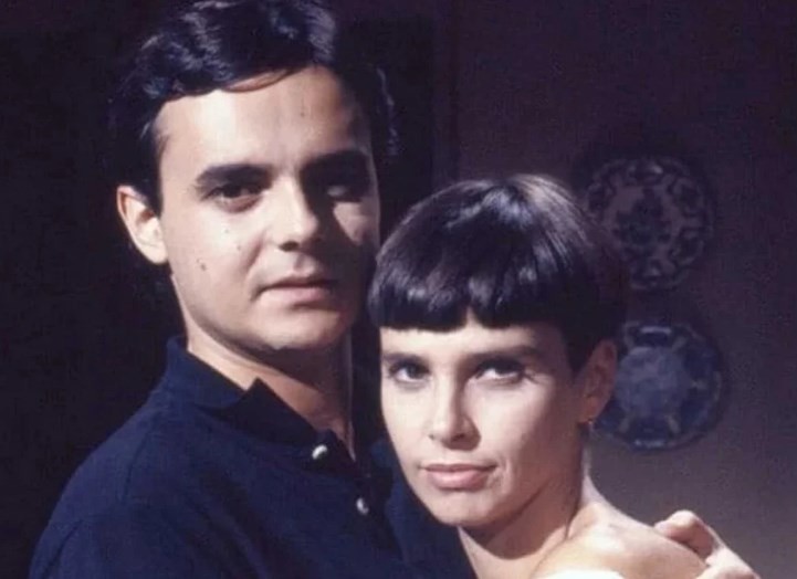 Estrela dos anos 80, Lídia Brondi reaparece em foto com o marido, Cássio Gabus Mendes