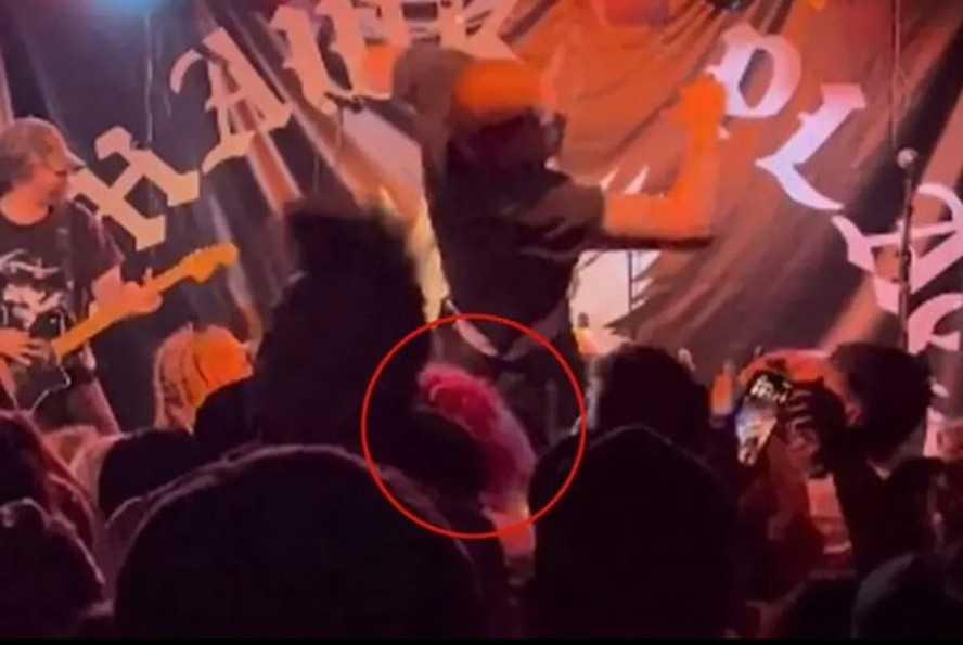 Fã de banda de punk rock sofre paralisia após vocalista pular sobre a ...