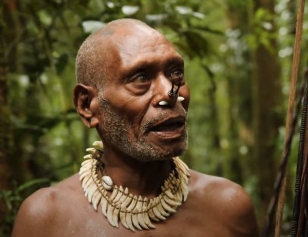 Tribo canibal que vive na 'Idade da Pedra' na Oceania come integrantes ...