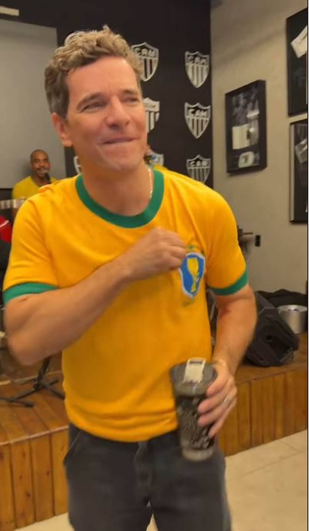 Daniel de Oliveira festeja os 49 anos com cantoria e samba no próprio ...