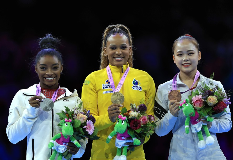 Ouro de Rebeca é o primeiro diretamente contra Simone Biles em Mundiais ou Olimpíadas