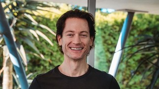 Bilionário que gasta US$ 2 milhões por ano para 'voltar aos 18' revela ...