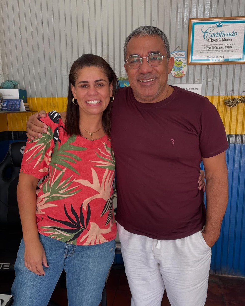 Pai de Anitta continua trabalhando em sua loja de baterias automotivas ...