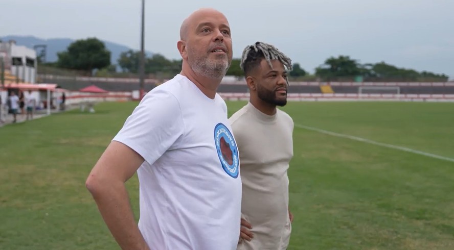 Alex Escobar volta às origens e revisita Bangu, onde foi criado, em ...