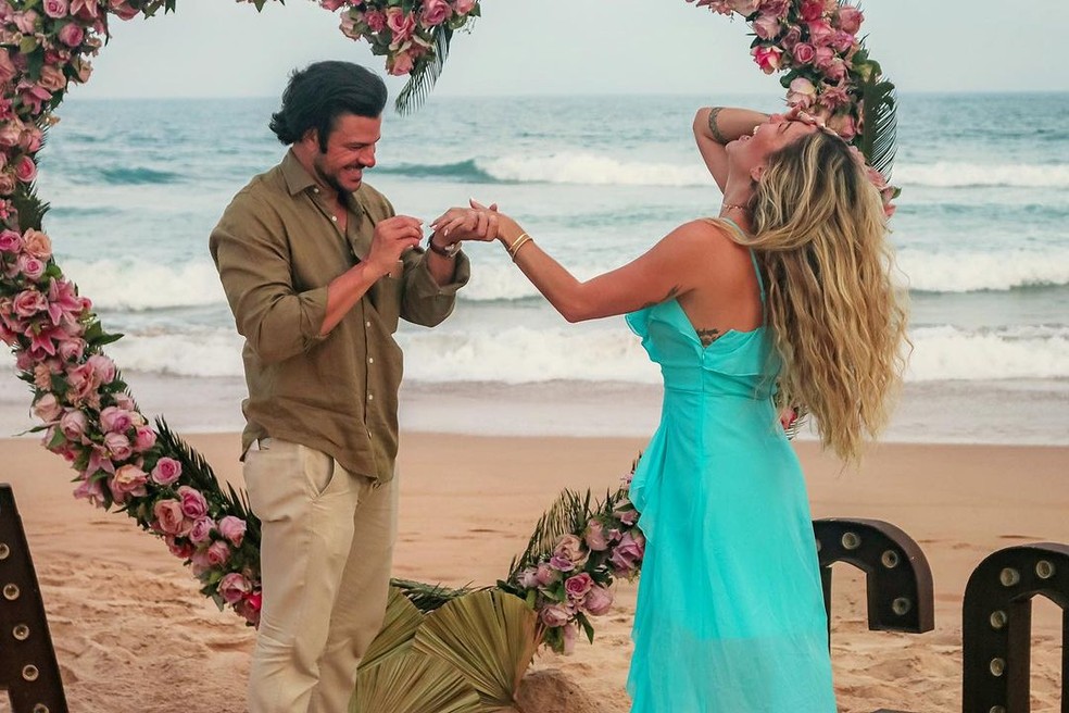 Renata Muller, ex de Victor Pecoraro, é pedida em casamento por empresário