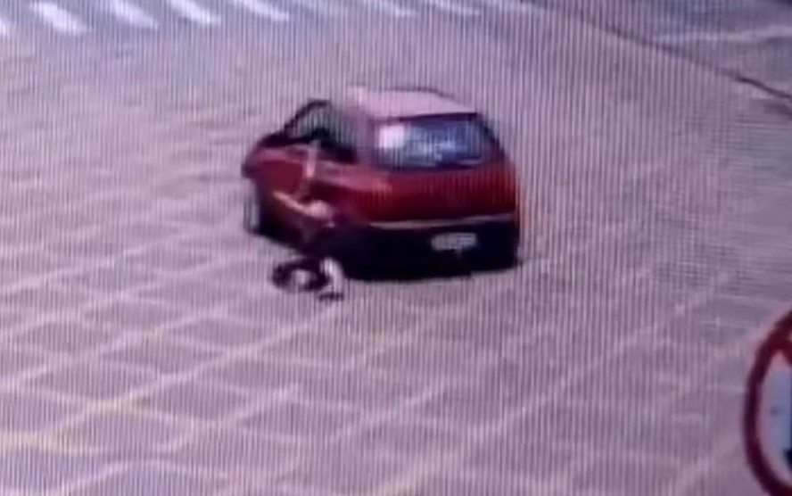 Mulher é arrastada por ex-namorado ao tentar recuperar carro em ...