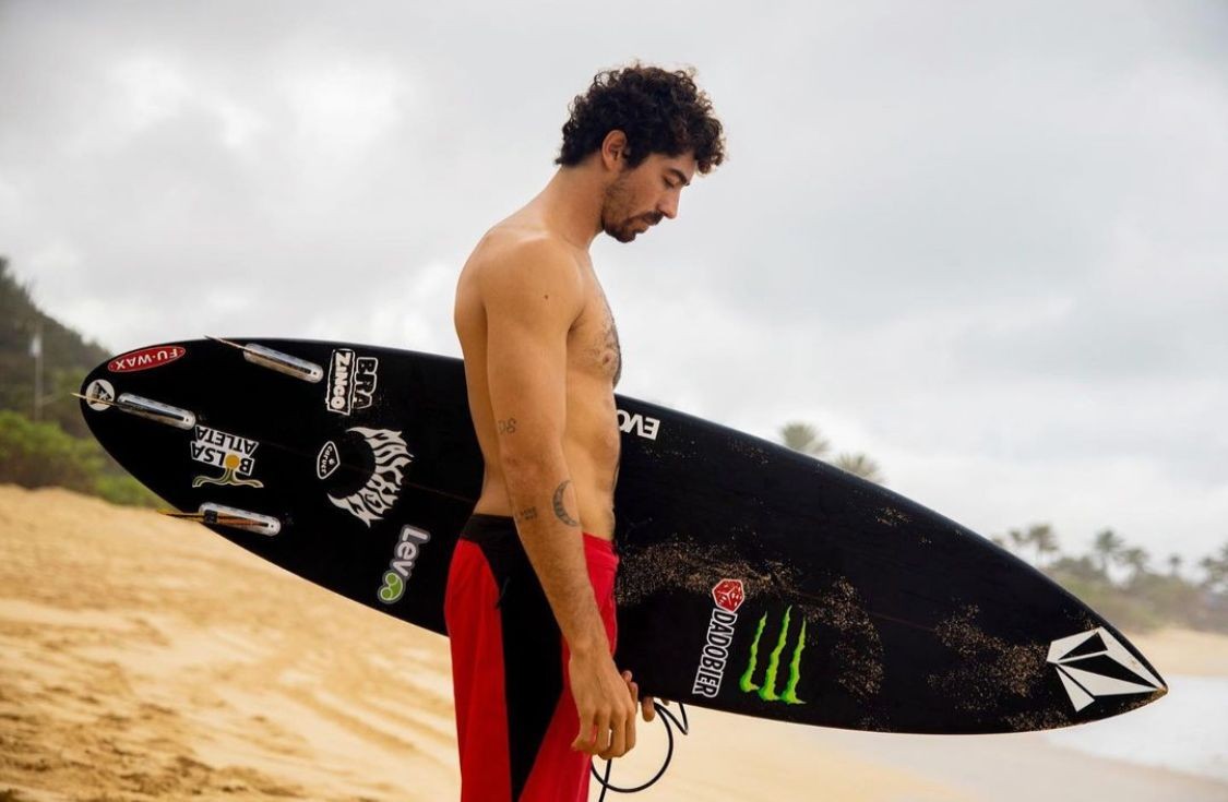 A nova família do surfe: Quem está por trás do campeão mundial Yago Dora