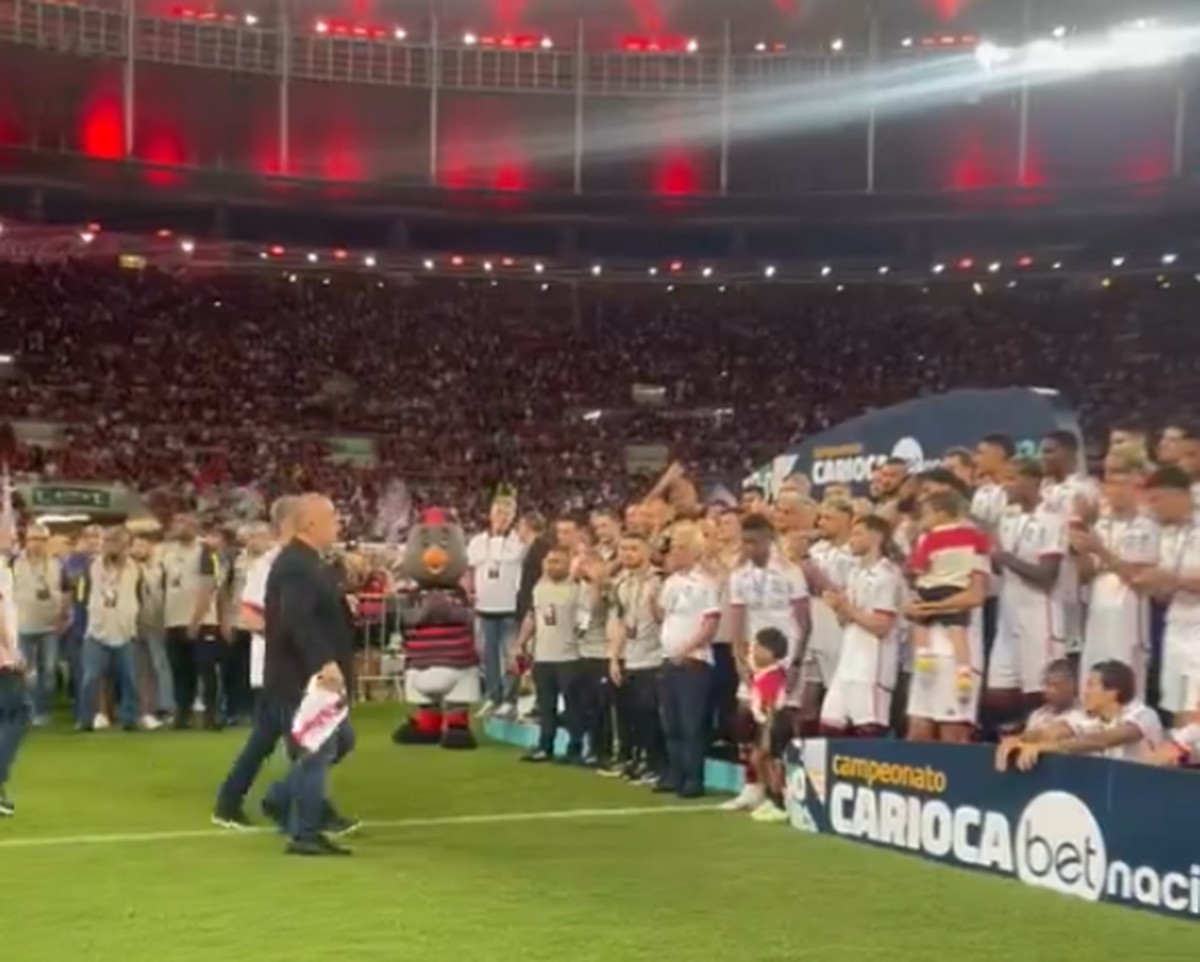 Braz e Landim são vaiados na entrega da taça do Carioca ao Flamengo