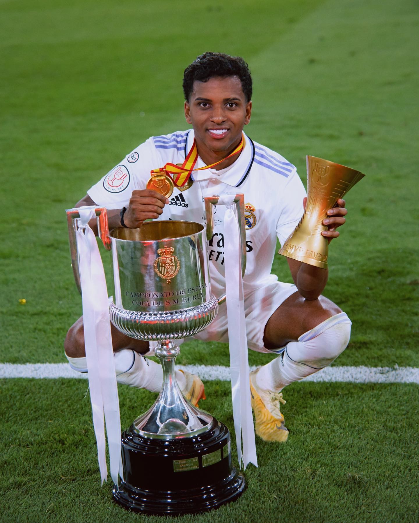 Rodrygo Goes posa pela primeira vez em família com filhos gêmeos antes ...