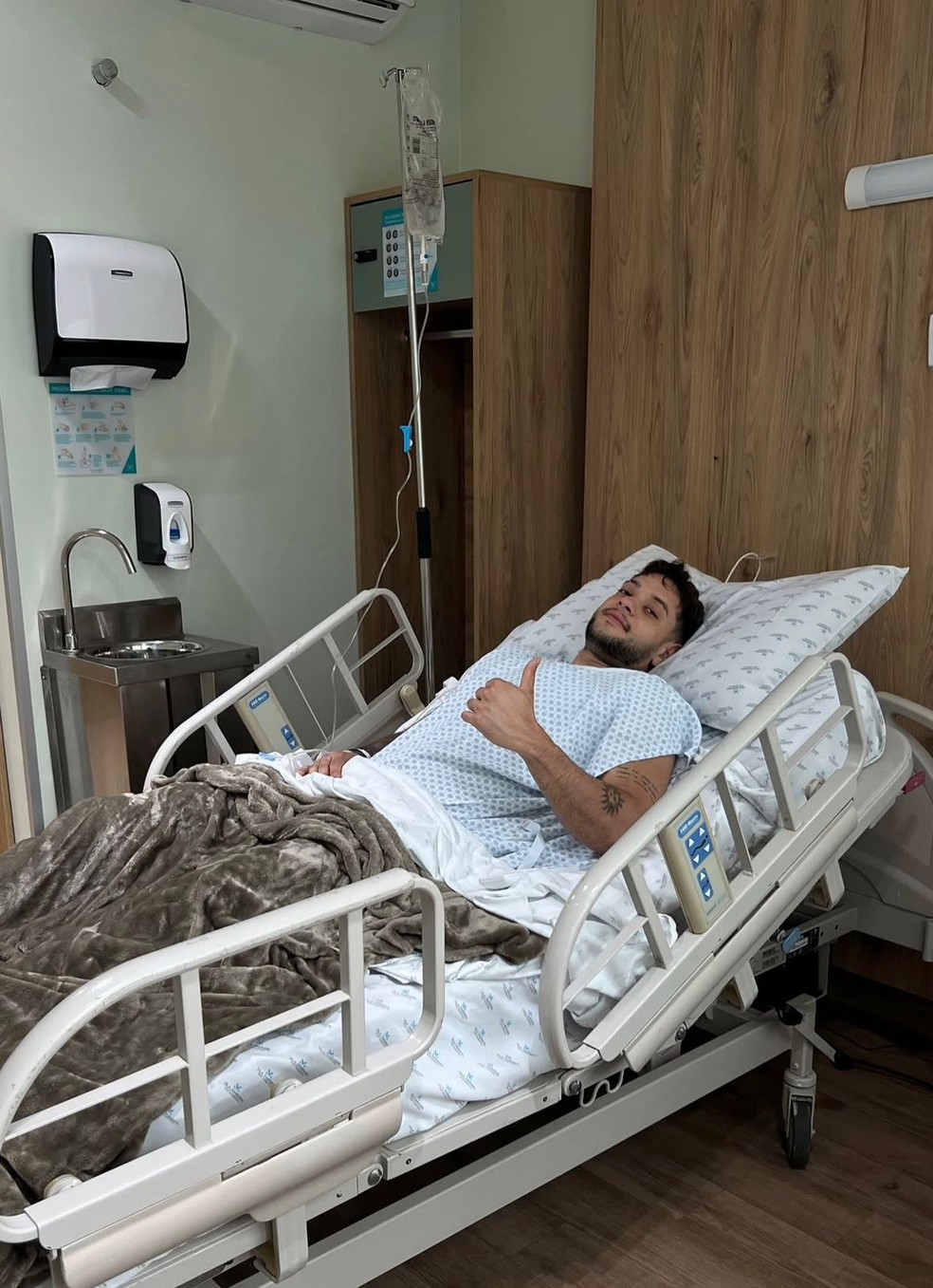 Nick Cruz, do 'Estrela da Casa', exibe peitoral malhado após ...