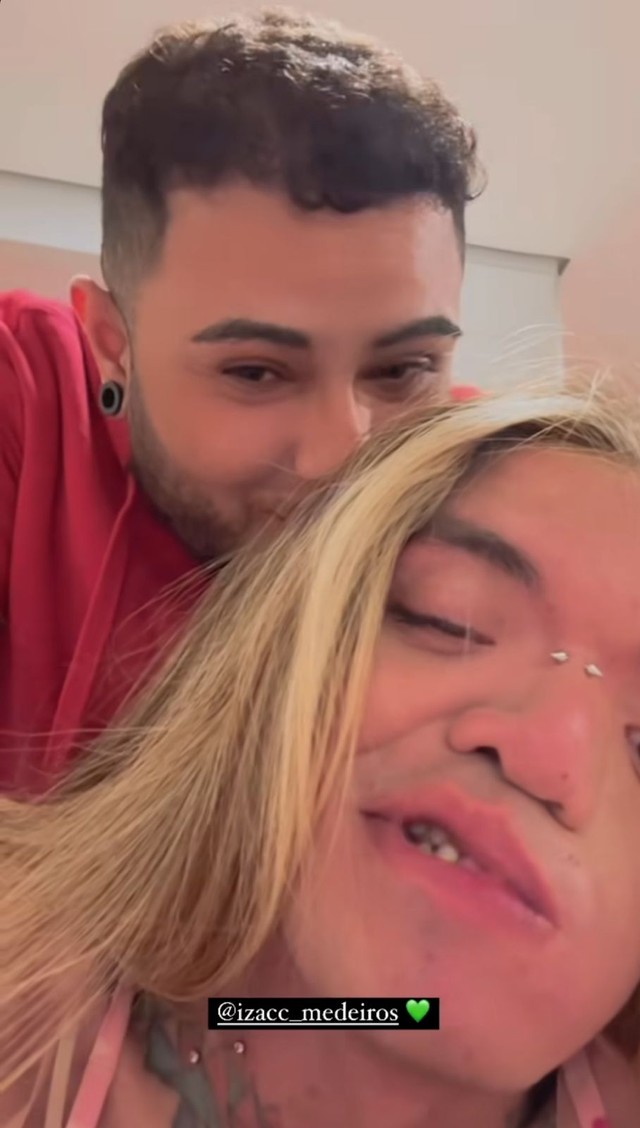 Leandrinha Du Art posa com namorado, também trans, em momento íntimo ...