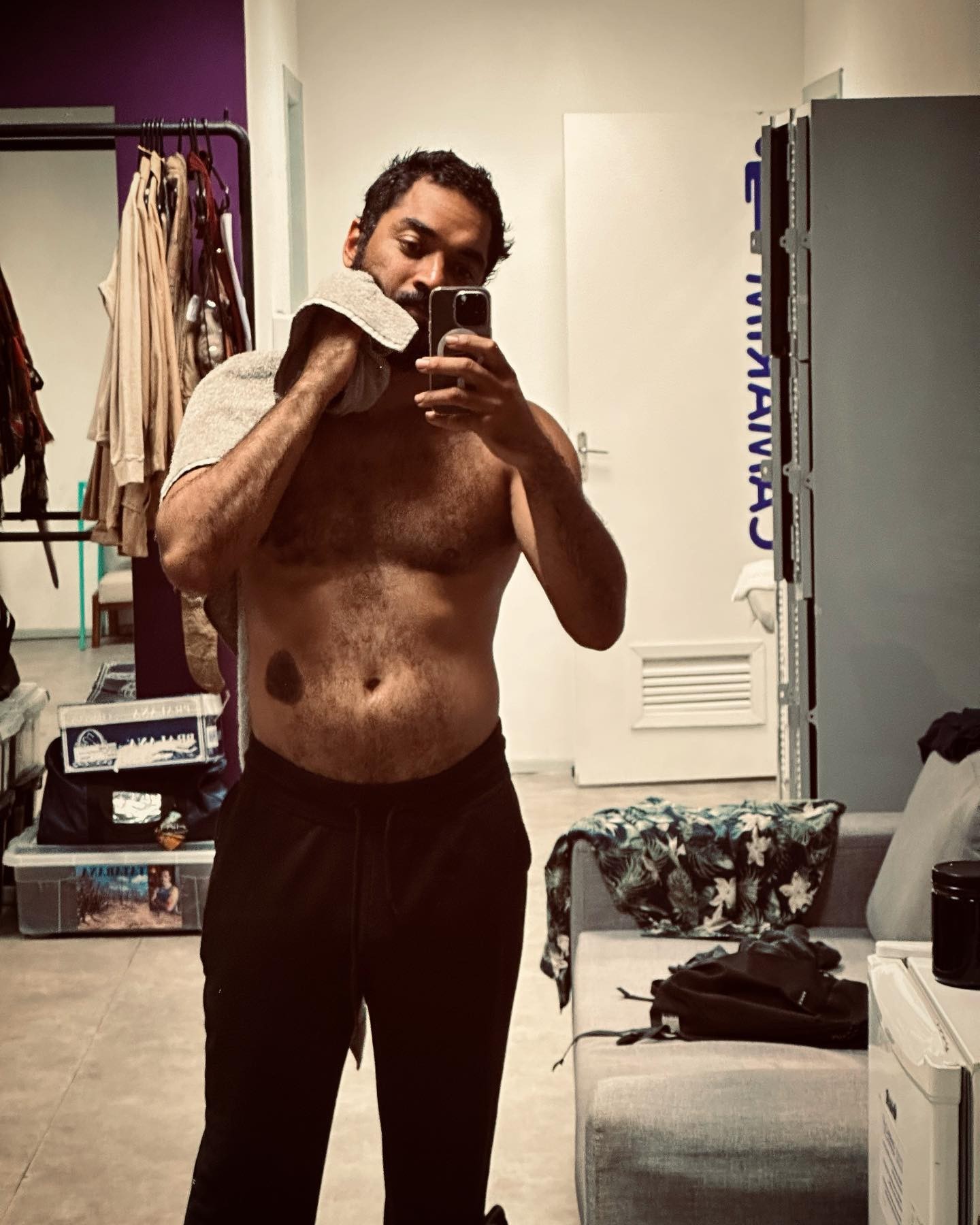 Ator que vive Mario Sergio em 'Vale tudo' surge acompanhado em jantar no Rio: 'Tira o olho, Odete'