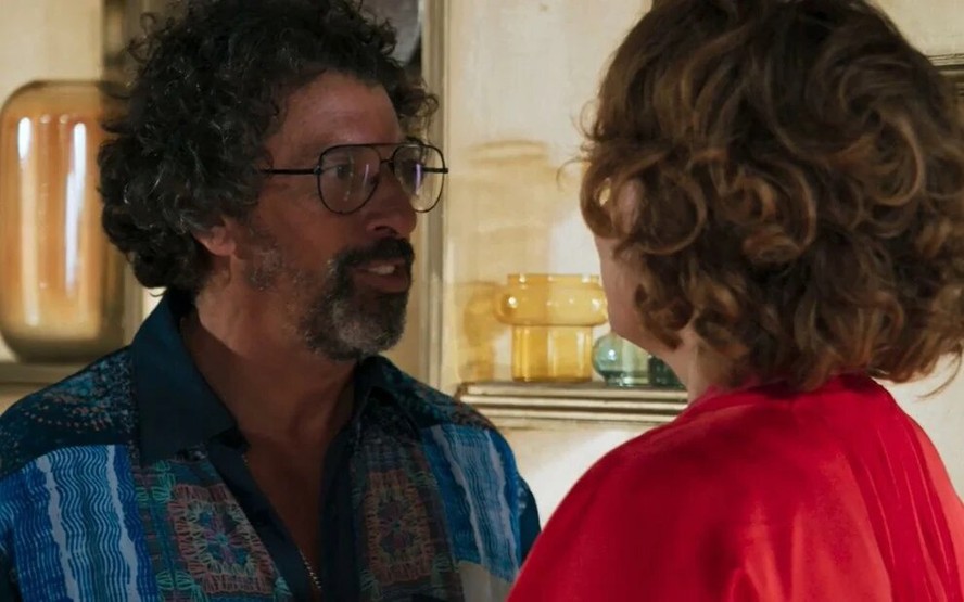 Em 'Volta por cima', Osmar descobre que Violeta matou o ex-marido e teme por sua vida