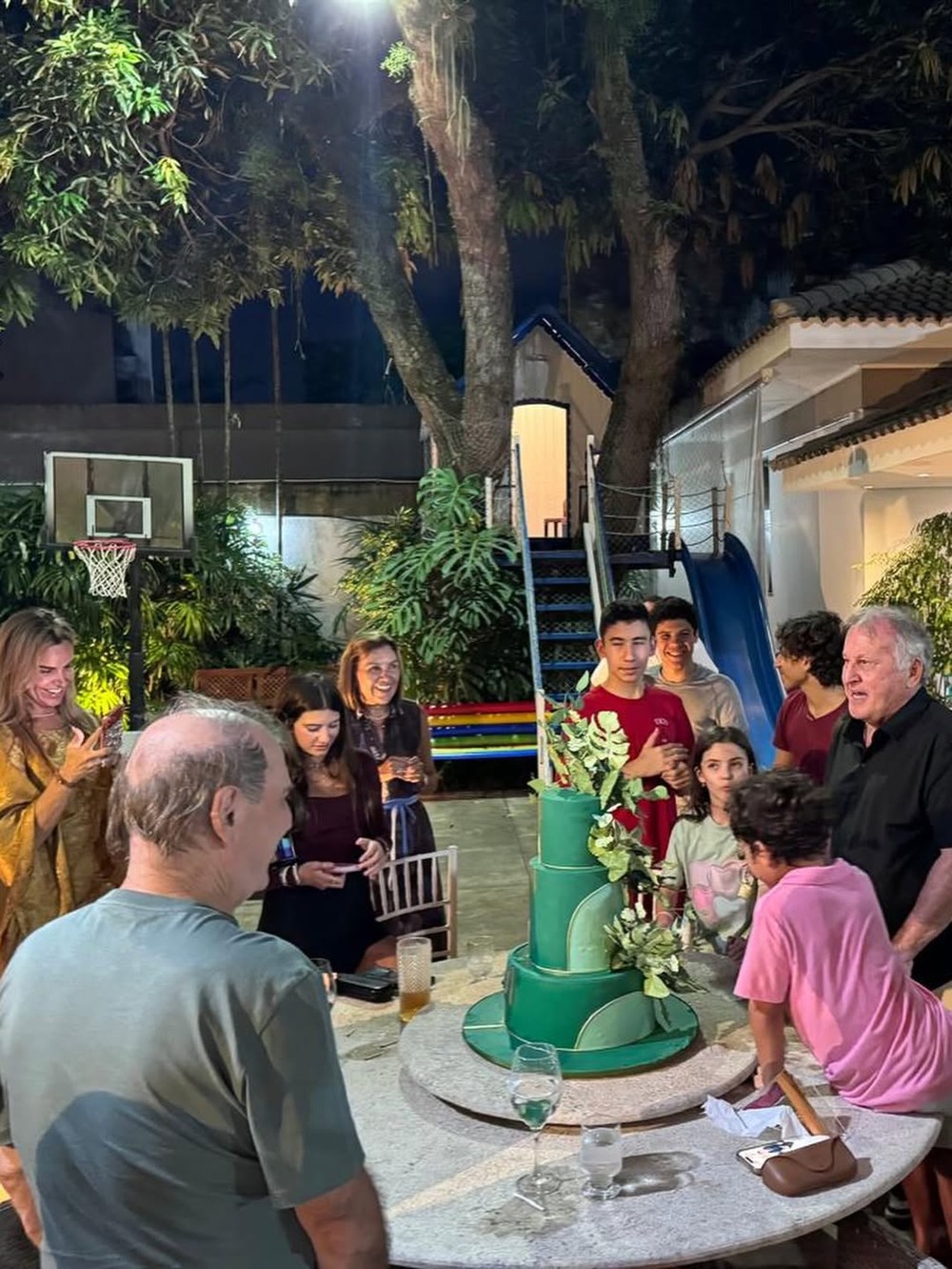 Zico celebra 73 anos com a mulher, filhos, netos e ex-craques