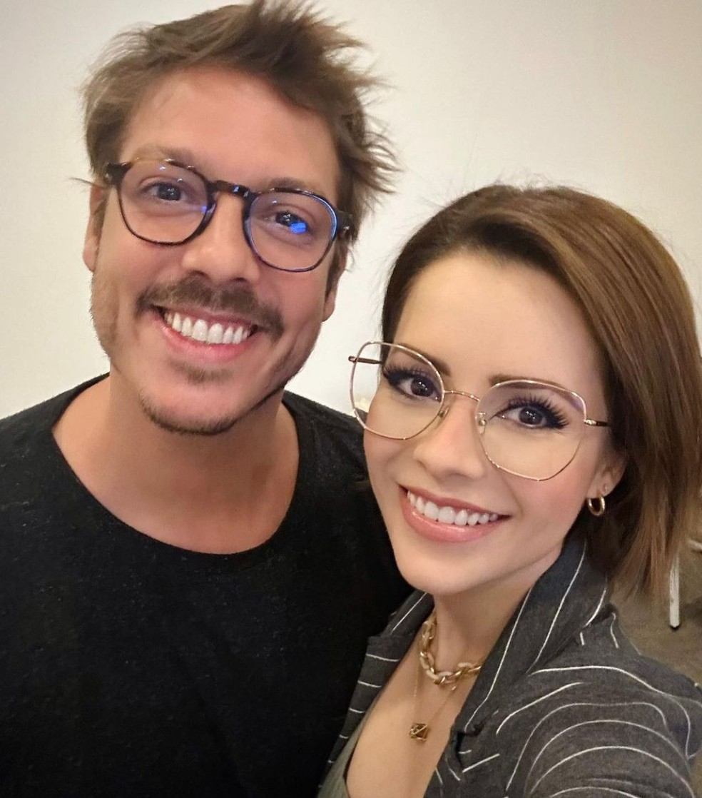 Sandy surge morena e de franja em filme com Fábio Porchat