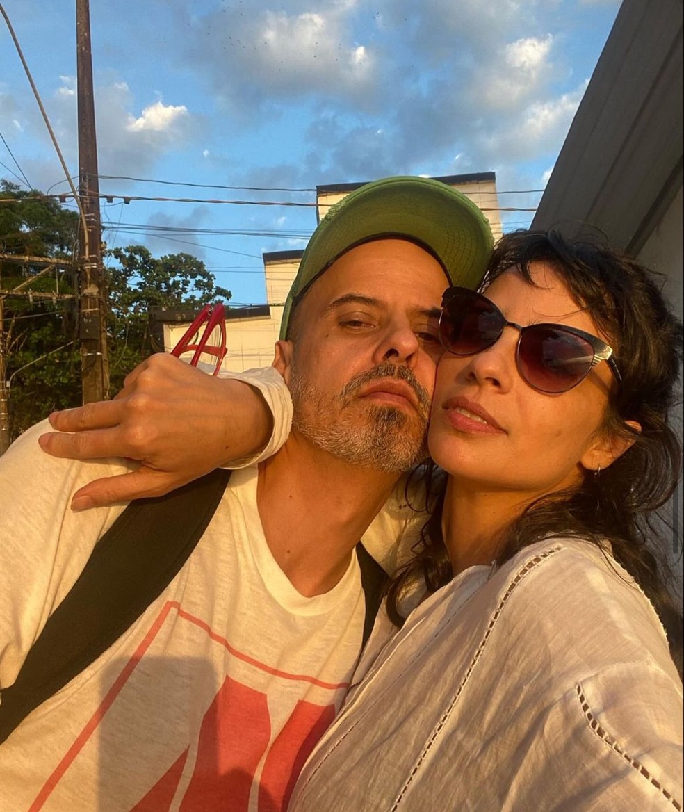 Maria Ribeiro posa com novo namorado músico em casamento de Caco Ciocler