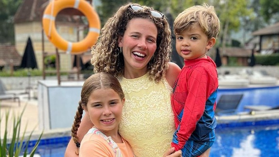 Afastada da TV, Debby Lagranha faz 32 anos com os filhos e relembra ...