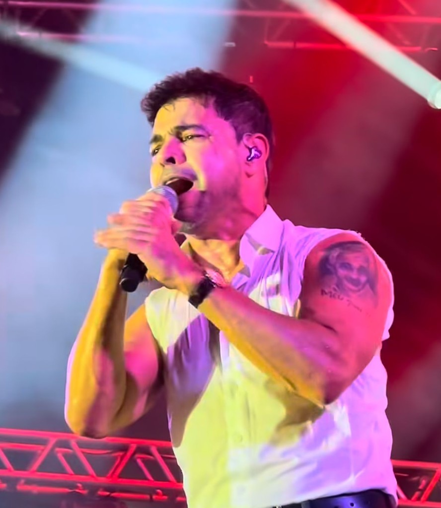 Zezé Di Camargo volta a desafinar em show e provoca risos no público; vídeo
