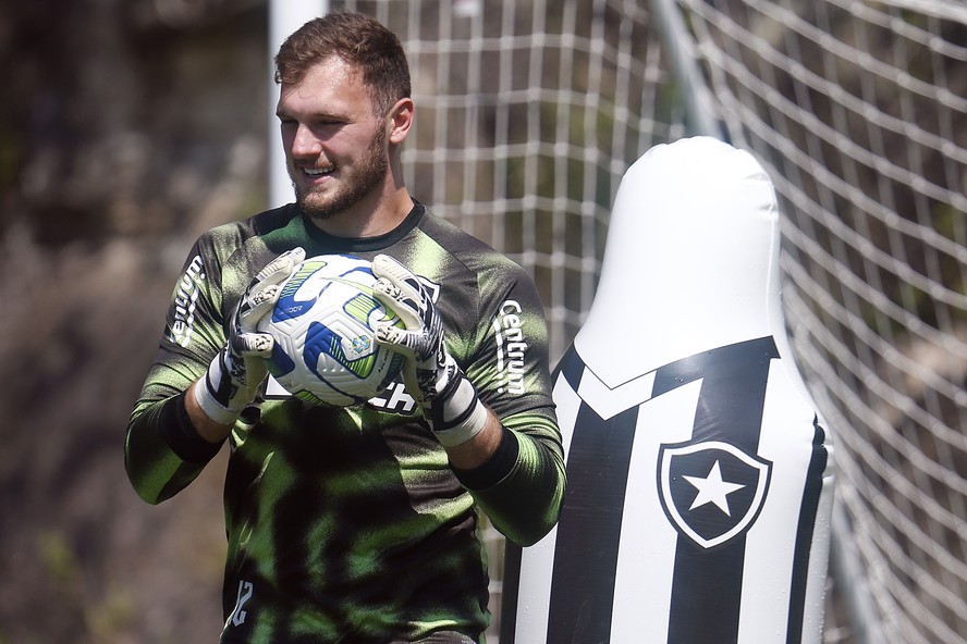 Lucas Perri volta aos treinamentos após lesão nas costas e deve jogar ...