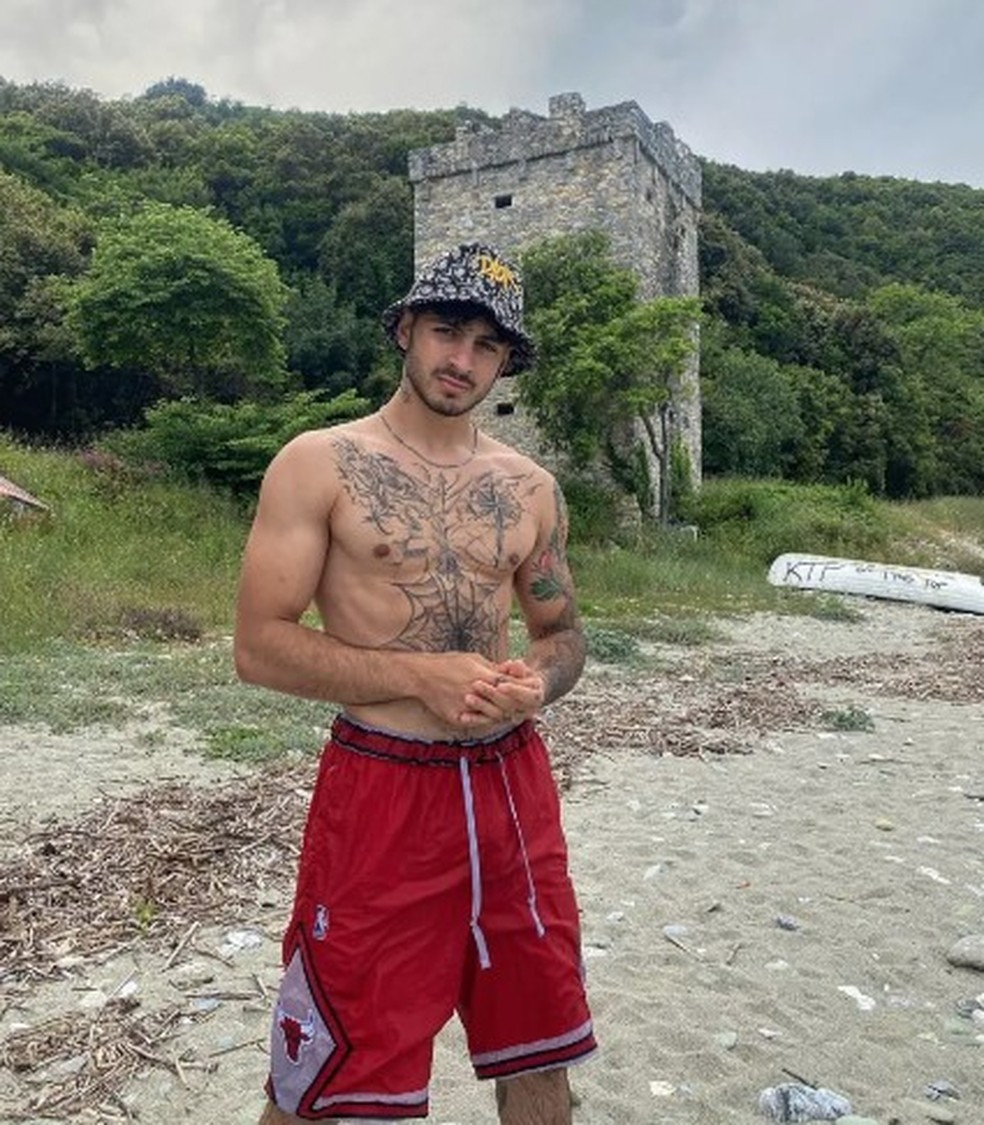 Influencer fitness morre ao cair de varanda quando filmava cidade fantasma