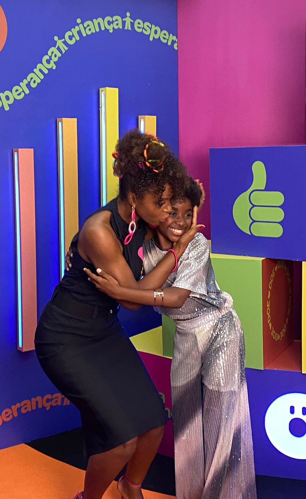 Júlia Monize encanta Maju Coutinho no 'Criança Esperança'