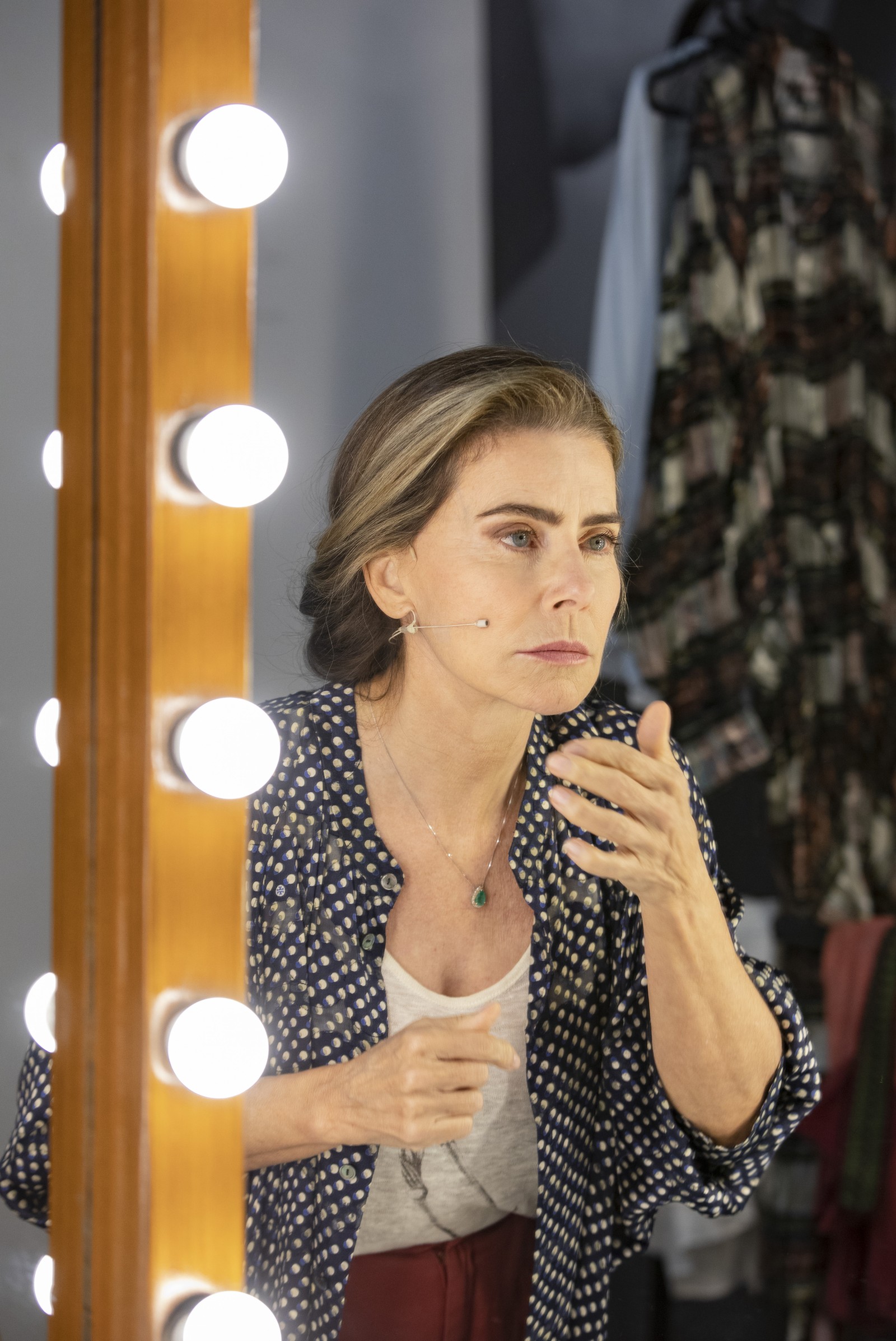 Maitê Proença surpreende ao surgir morena na web