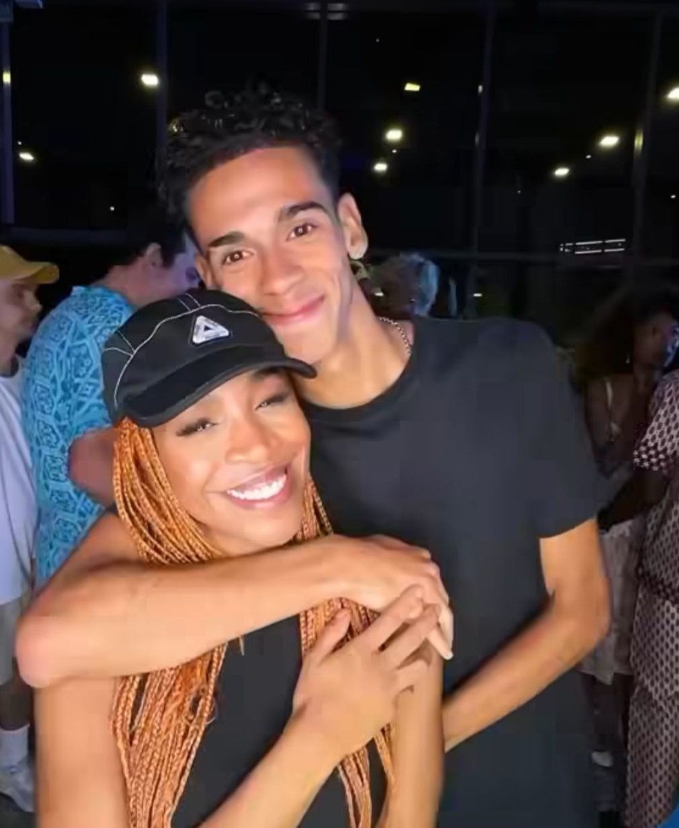 Karol Conká posta fotos raras com o filho de 19 anos que teve com rapper