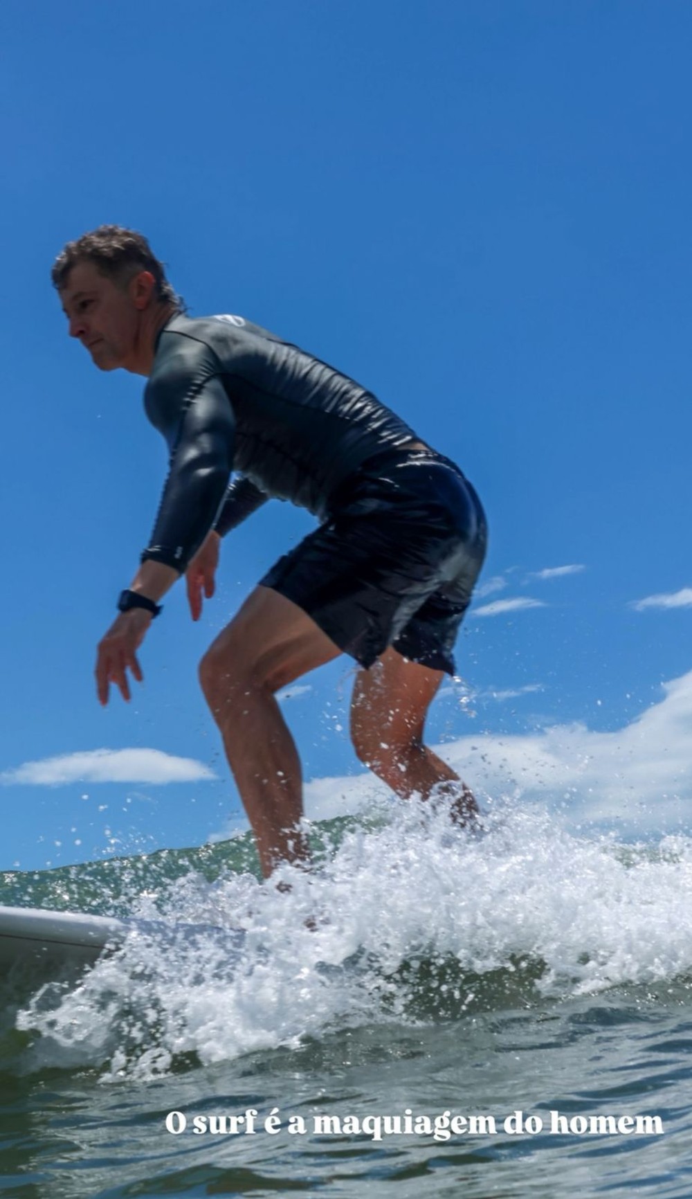 Filho de Sandy pratica surf com o pai, Lucas Lima