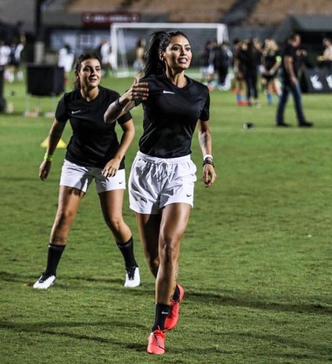 Ex-seleção de futebol e comentarista esportiva, Alline Calandrini fica ...