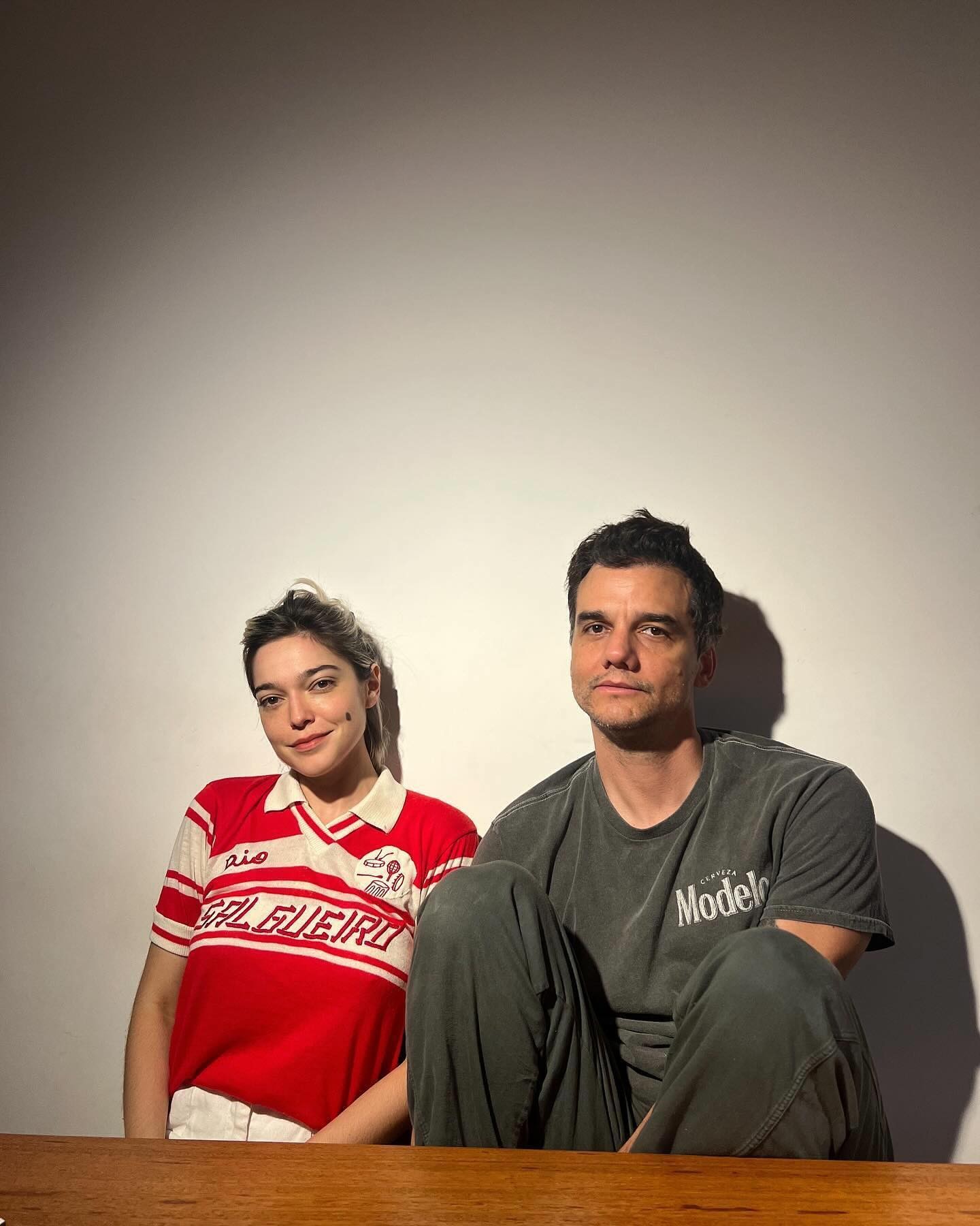 Wagner Moura posa agarradinho com a esposa, Sandra Delgado, nos ...