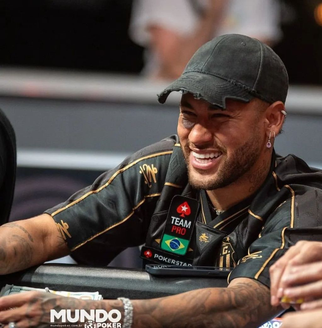 Neymar passeia por Las Vegas de limousine e termina noite jogando pôquer