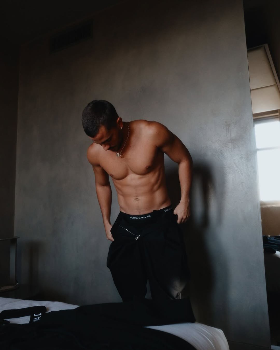 Discreto e pinta de galã: por que o ator André Lamoglia faz tanto ...