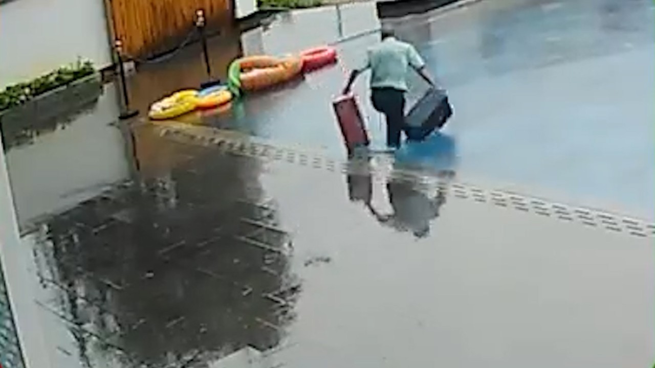 Funcionário distraído de hotel viraliza após cair em piscina carregando ...