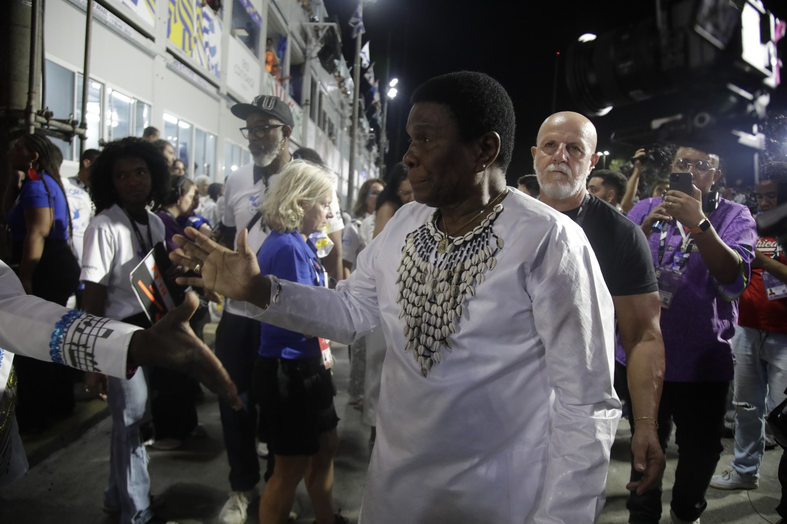 Puxador Nêgo, assim como o irmão Neguinho da Beija-Flor, é campeão; e ...