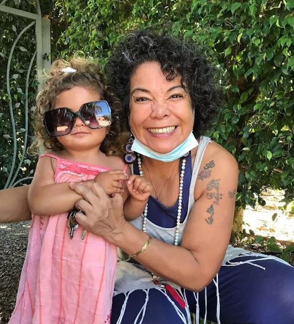 Ex-cantora, Angela Mattos vive hoje em Alto Paraíso, Goiás, e se ...