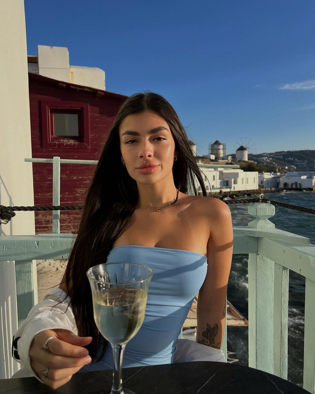 DJ Bárbara Labres e namorada se hospedam em hotel em frente ao mar na ...