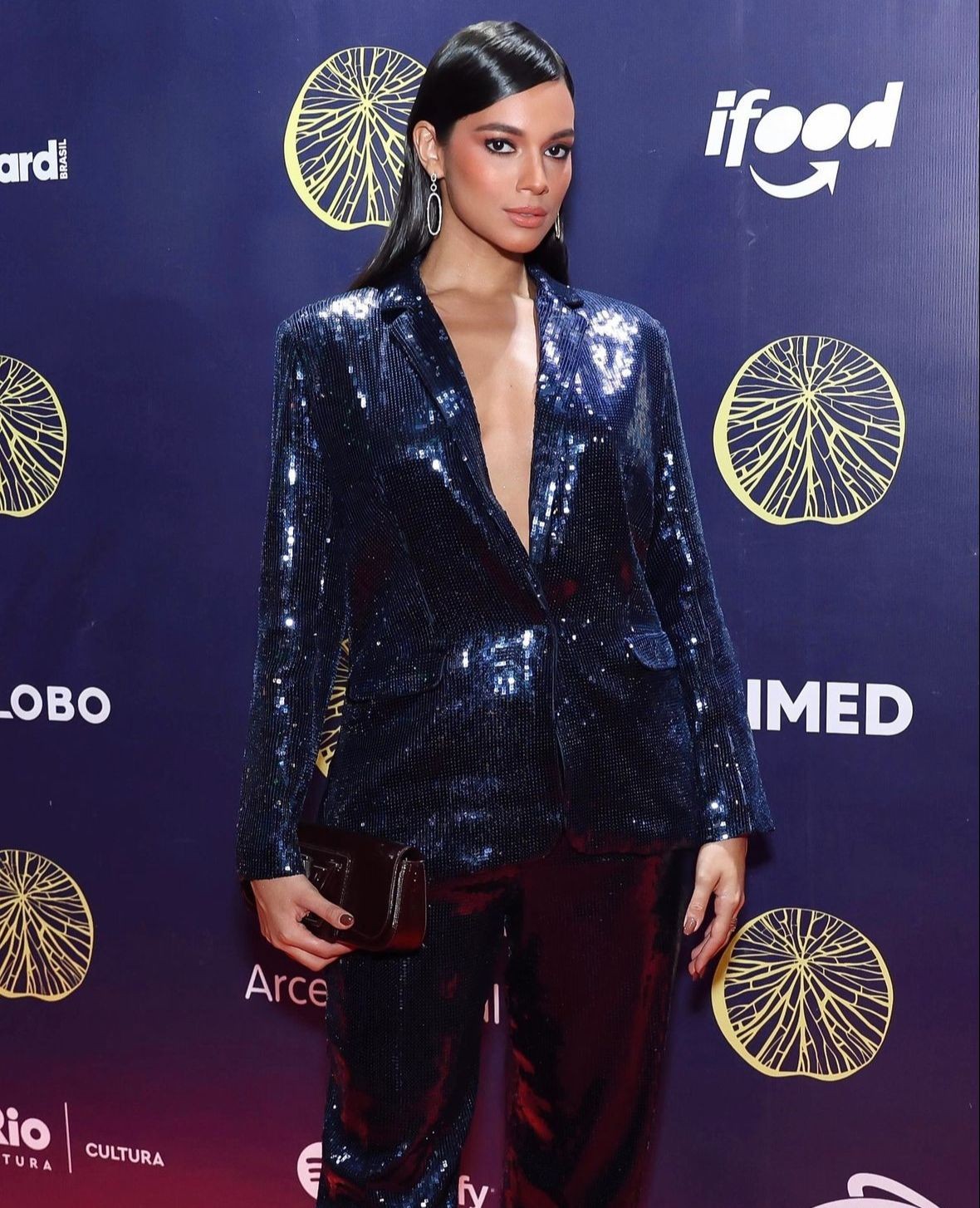 Ex-BBB Alane posta foto agarradinha com o namorado, filho de Preta Gil, em viagem