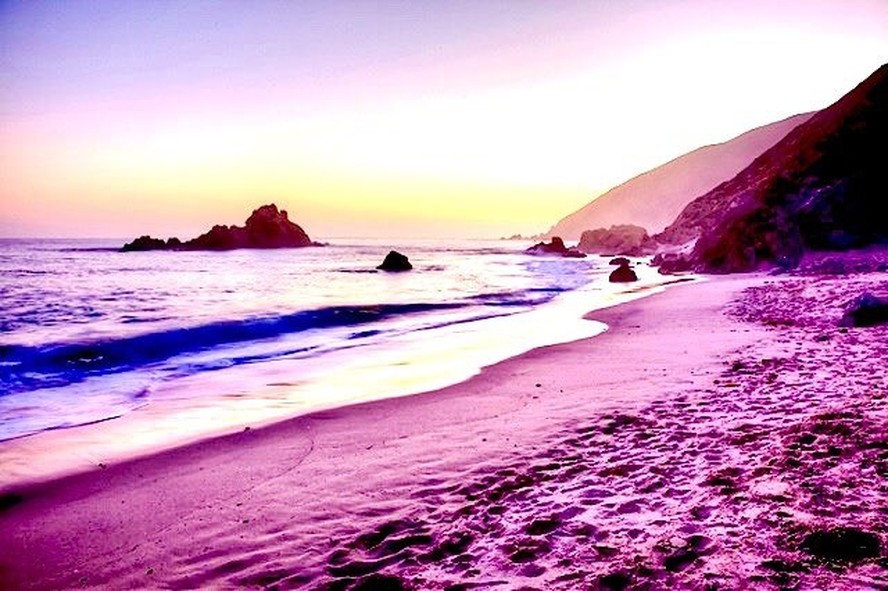 Cor de areia de praia nos EUA varia entre roxo e rosa durante o dia