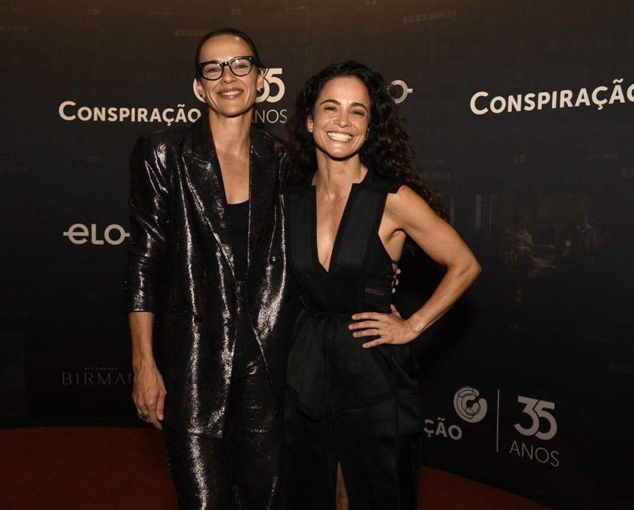 Alice Braga posa com namorada, produtora de cinema, em festa no Rio