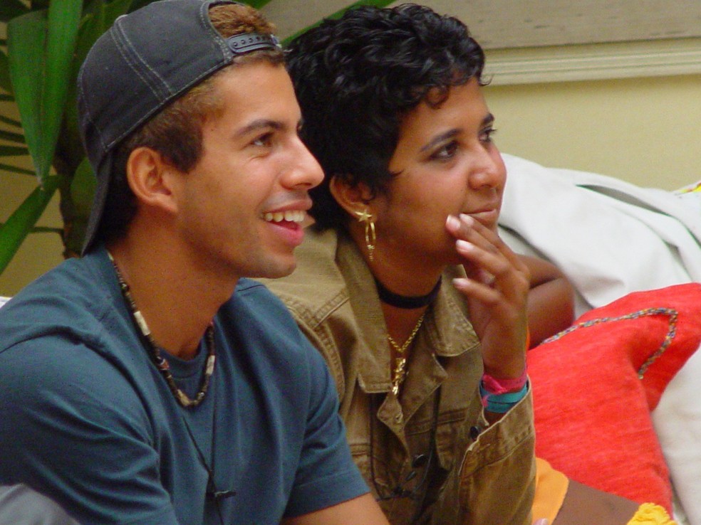 Após 20 anos, veja por onde anda a ex-babá Cida, primeira mulher campeã do 'BBB'