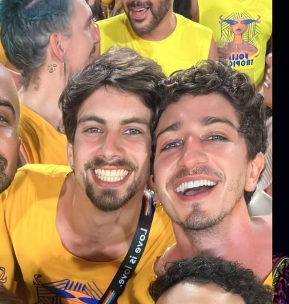 Johnny Massaro vive romance com ator que conheceu em série