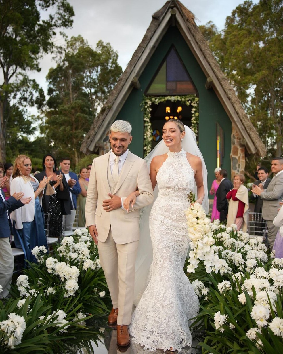 Arrascaeta e Camila Bastiani abrem álbum de fotos do último casamento