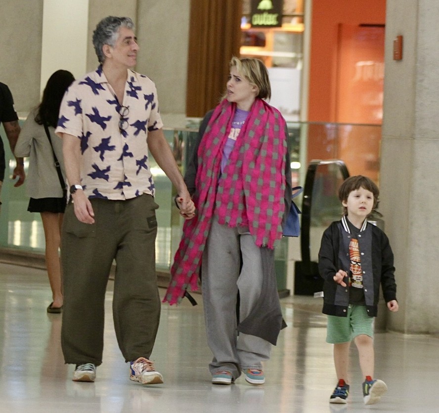 Leticia Colin e Michel Melamed passeiam de mãos dadas em shopping após ...