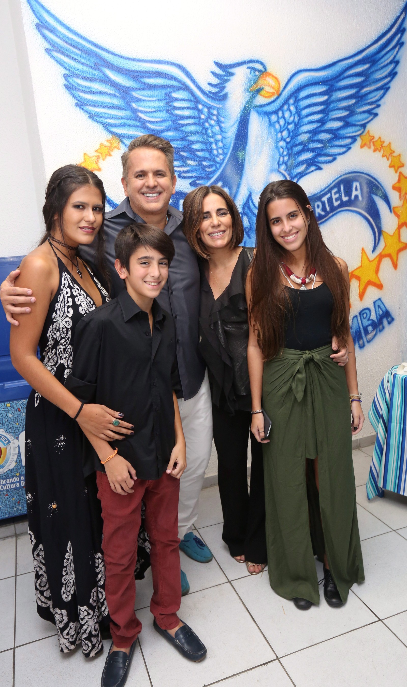 Glória Pires posta clique com filho mais novo em dia de piscina e ganha ...