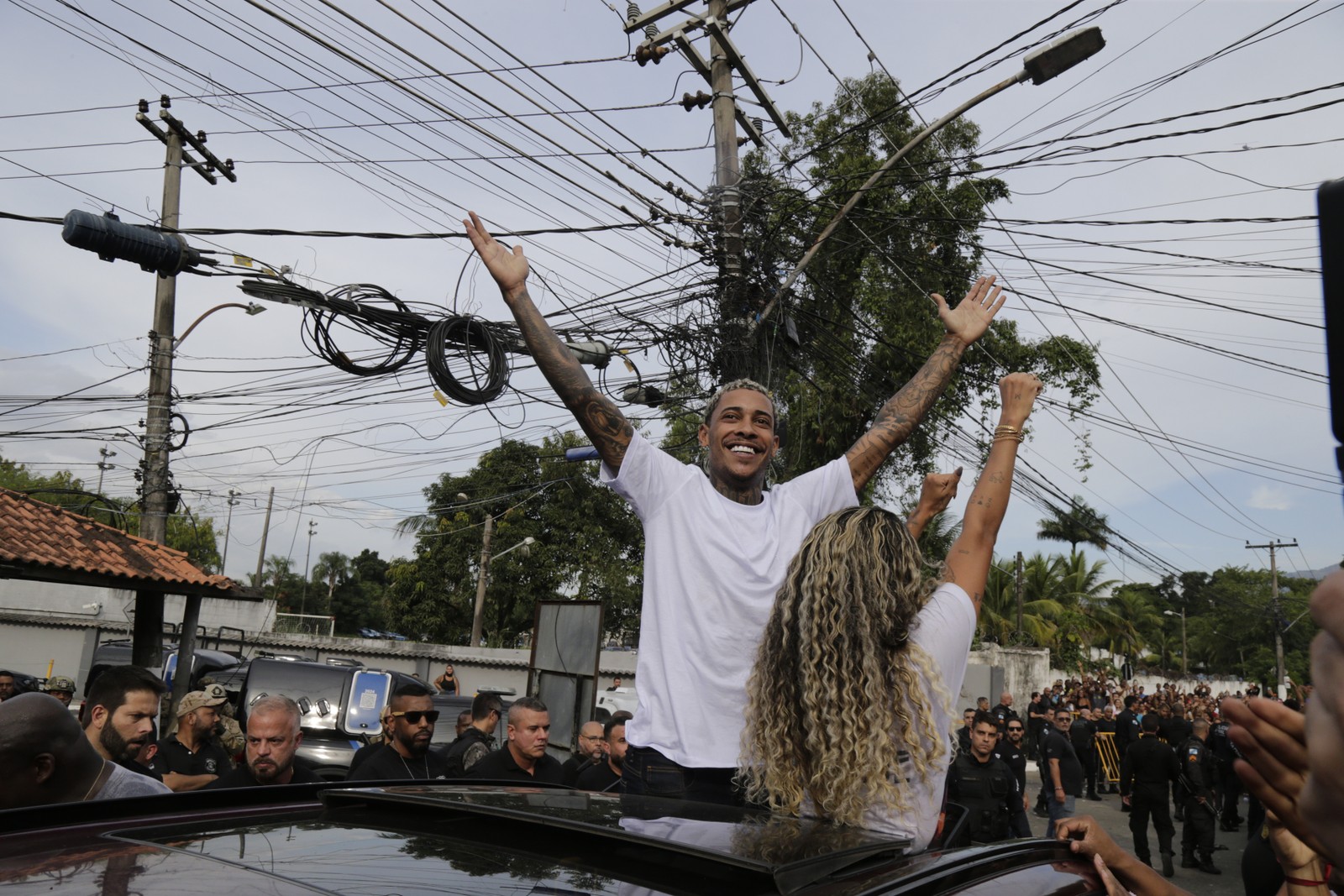 MC Poze do Rodo é libertado e deixa presídio em Bangu recebido por ...