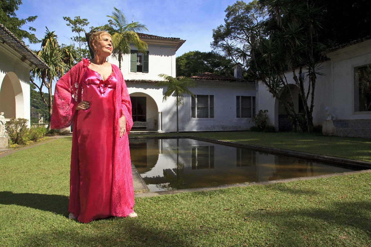 Aposentada de 74 anos vira modelo e posa de lingerie para calendário ...